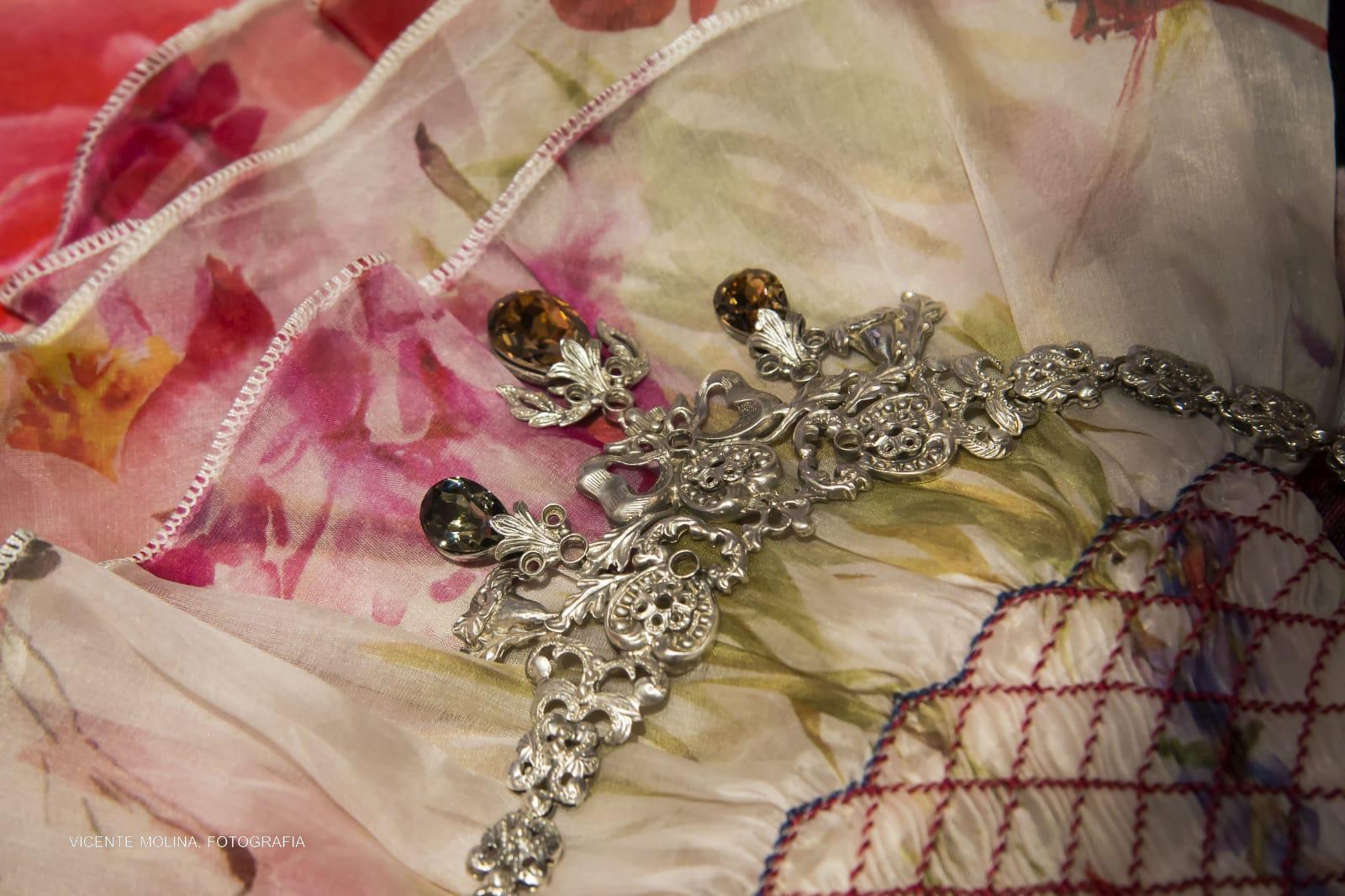 Chelo Sebastián, una Musa con joyas Art Antic - Art-antic Aderezos de ...