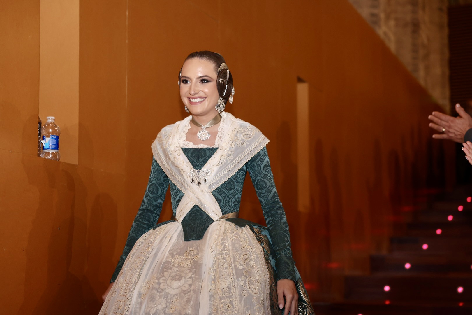 María Estela Arlandis estrena un aderezo Art Antic para el 150 aniversario del Maestro Serrano ...